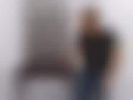 Illusory Selfie Seating : portrait in a chair