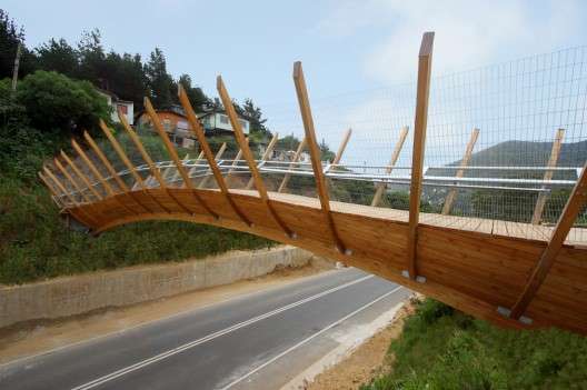 Modern Rope Bridges: Pedestrian Bridge Helps Chileans Cross the Highway