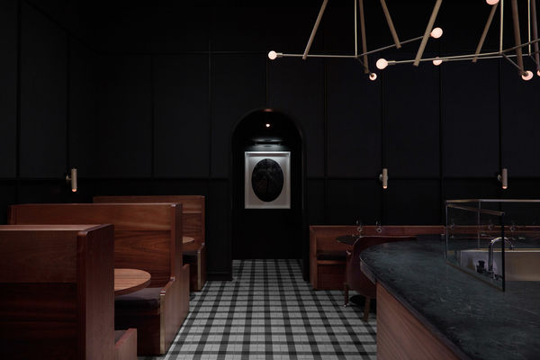 Dark-Lit Elegant Restaurant Interiors : Elegant Restaurant Interior