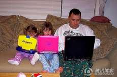 Extreme Computer Addictions: 10 Images of the Severely Internet Obsessed