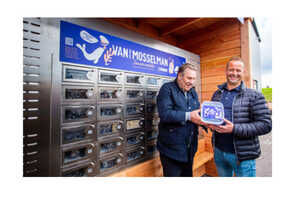 On-the-Go Mussel Vendors : Van de mosselman