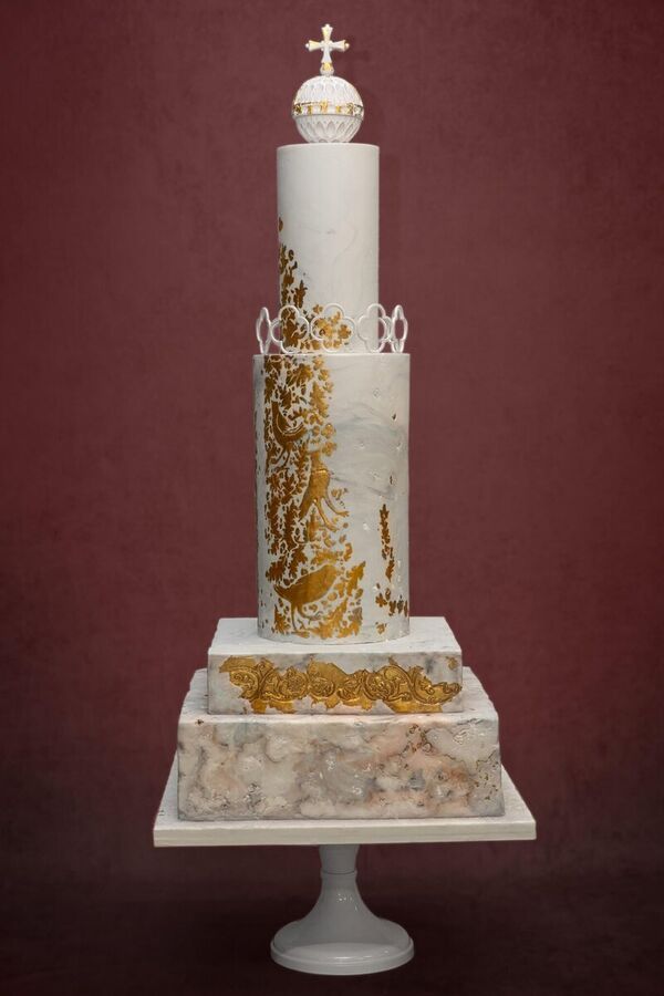 Luxe King-Honoring Cakes : Coronation cake