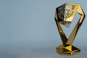Opulent Esports Tournament Trophies : swarovski 3
