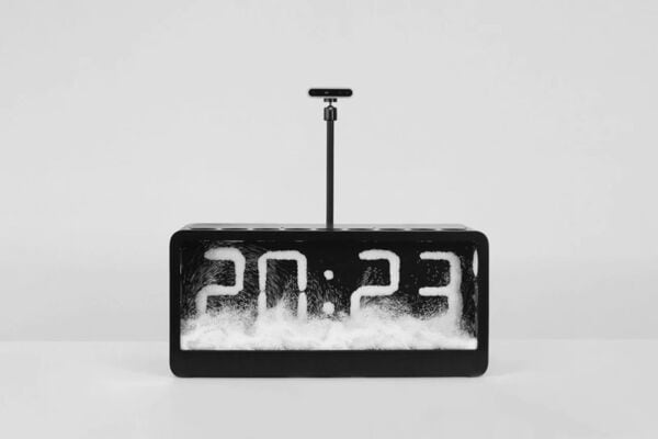 Snowglobe-Inspired Dynamic Clocks : time to snow