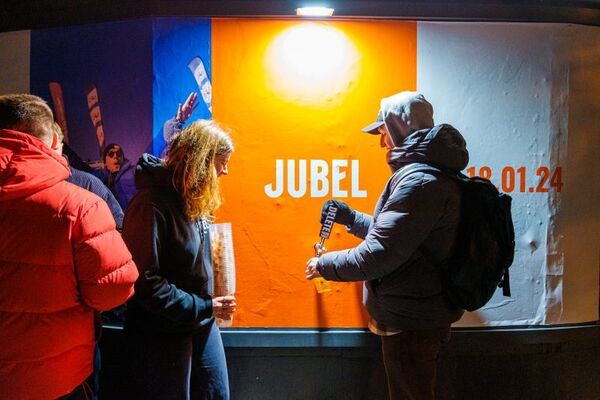 Beer-Pouring Party Billboards : JUBEL