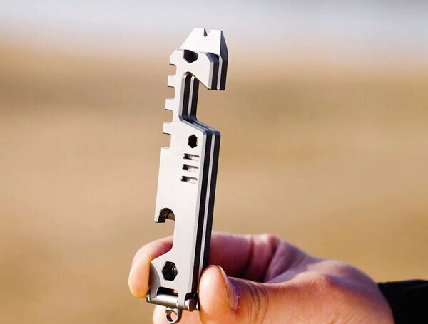 Smartphone-Holding Titanium Multitools : AceStand