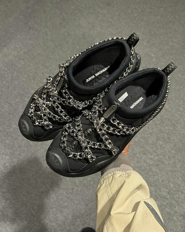 Chain-Adorned Collaborative Mules : ora prima