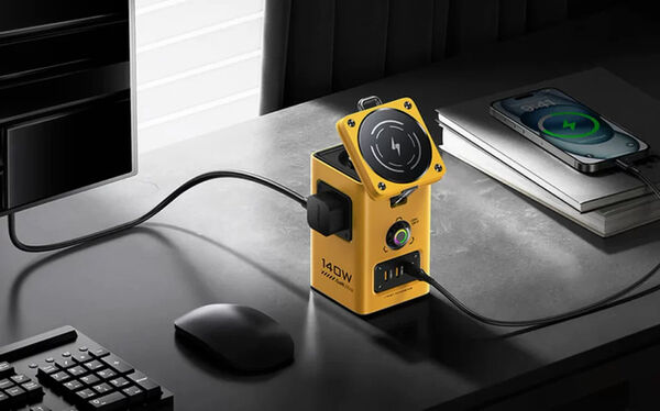 Eight-Device Desktop Power Hubs : Mega Charging Hub