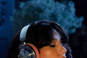 Singer-Starring Headphone Ads : raye