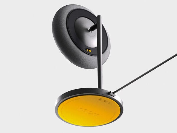 Portable Smart Display Speakers : smart home assistant concept