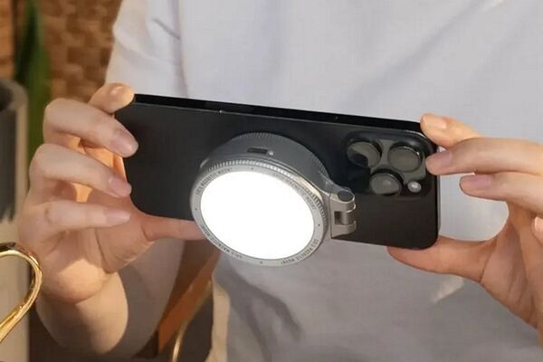 Ultra-Bright Smartphone Lighting Solutions : Harlowe Sol 5