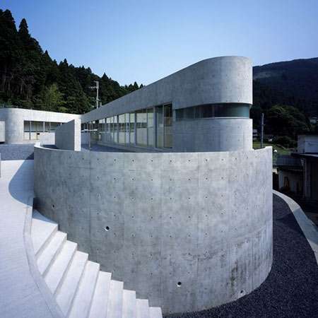 Boomerang Buildings: The Angular Horizontal House by Eastern Design Office