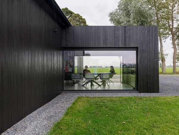 Black-Timber Farmhouse Extensions : shadow barn