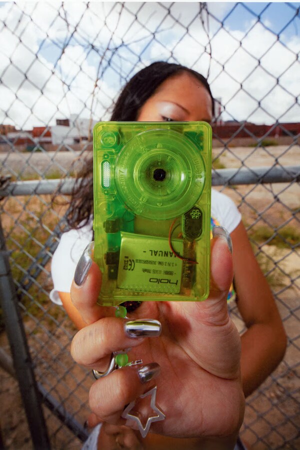 Y2K Style Digital Cameras : Manual HOLO