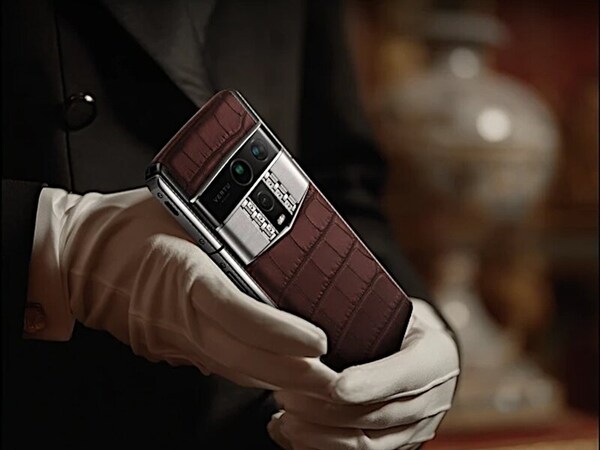 Opulent Alligator Leather Smartphones : Vertu Agent Q