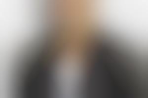 Shoulder Chains: Multi-Chain Metal Epaulets are Shoulder Pads With Style