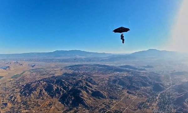 Daring Umbrella Skydives : Erik Roner