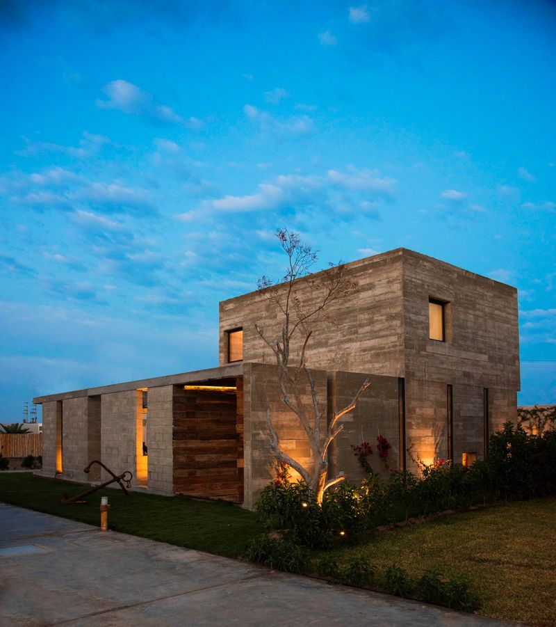 Modern Climate-Safe Houses : bogavante house
