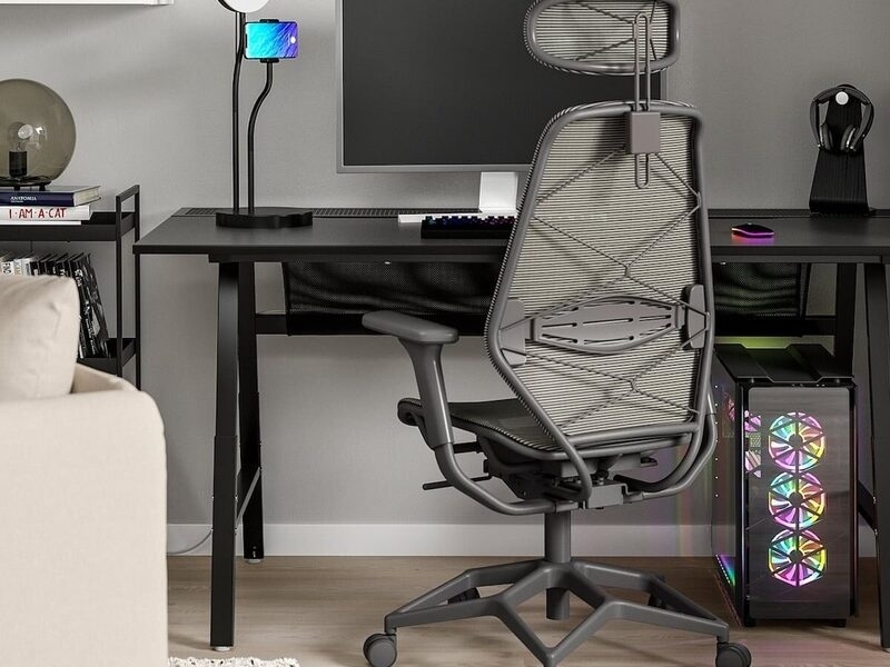 Comfort-Driven eSports Furniture : gaming desk and chair