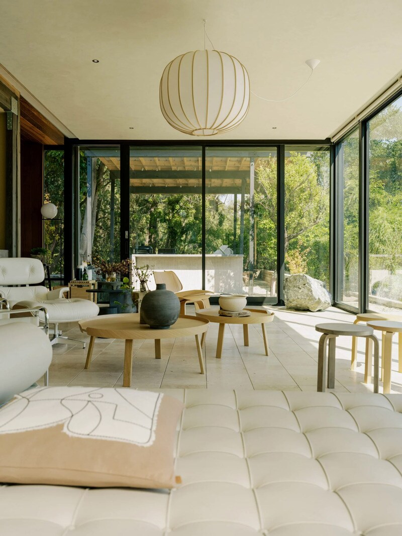 Asian Material Suburban Residents : glass ridge house