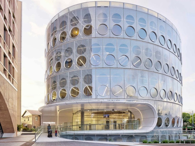 Dynamic Geometric Library Buildings : Yellamundie