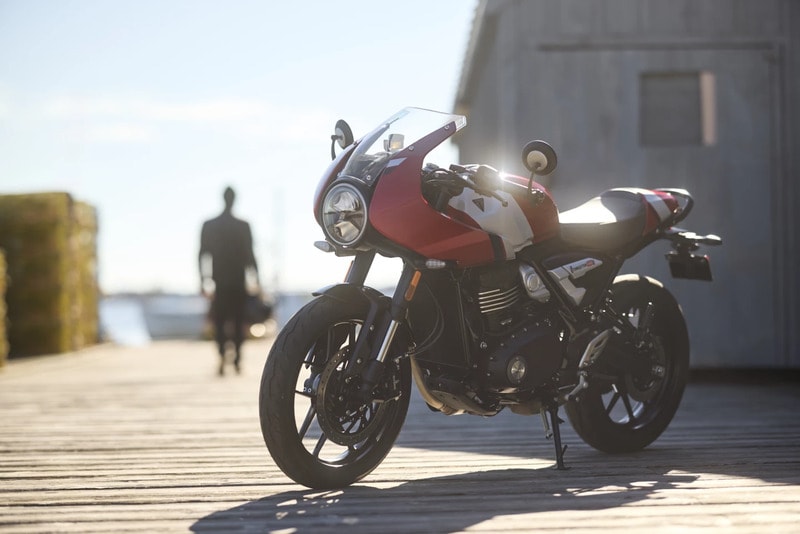 Small-Scale Performance Motorcycles : Triumph Thruxton 400 and Tracker 400